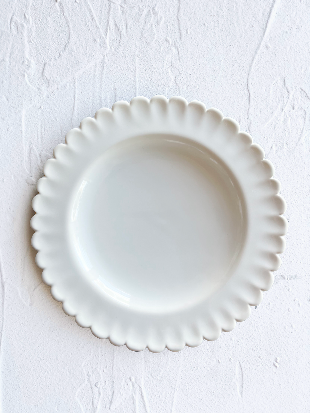 Genese Earthenware Scallop Dinner Plate - Blanc by Jars
